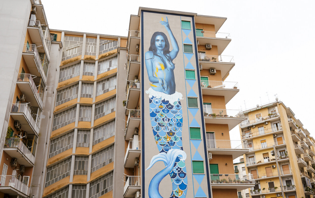 Voiello celebra la città di Napoli con murale della sirena Partenope ...